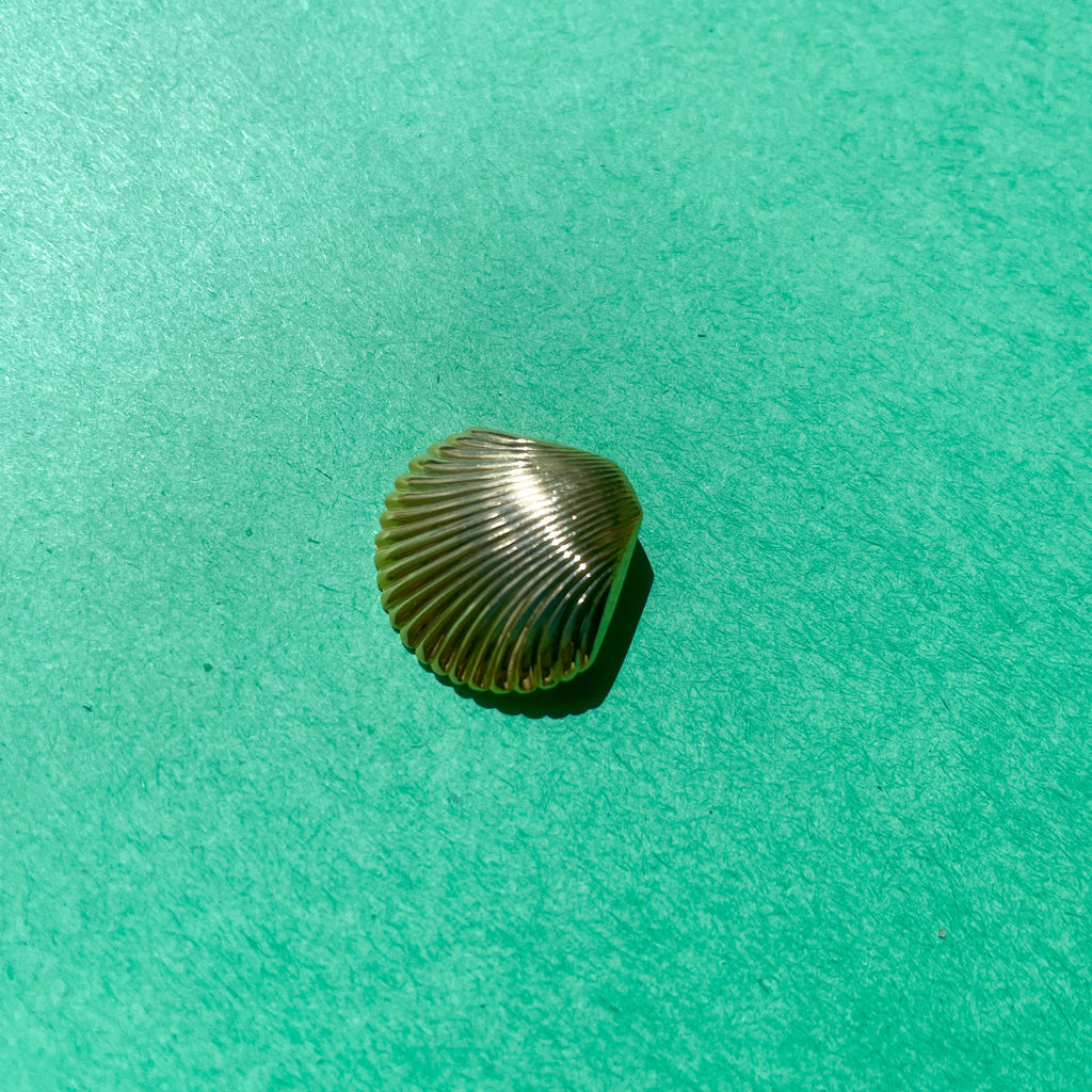 Gold Littlest Scallop Shell Pin – The Golden Pearl Vintage