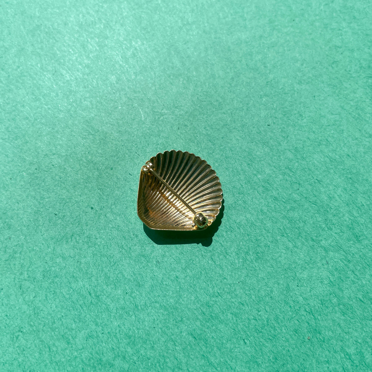 Gold Littlest Scallop Shell Pin – Golden Pearl Vintage